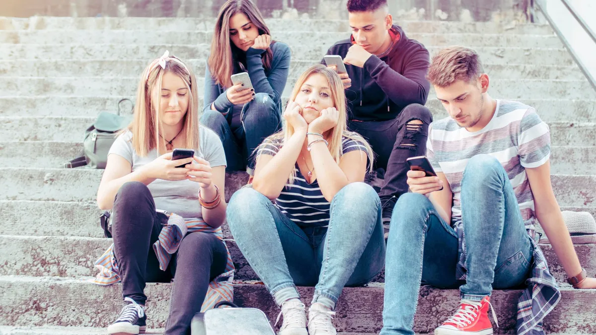 ¿Sabes qué es el phubbing? Descubre cómo afecta tus relaciones